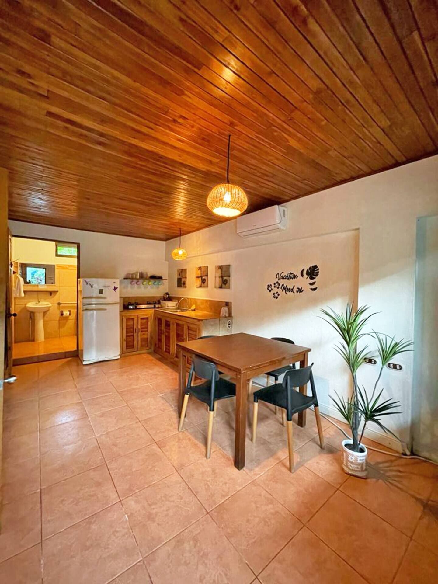 Apartamento | Cozinha privada | Um frigorífico no espaço comum 