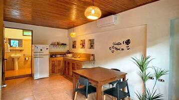 Apartamento | Cozinha privada | Um frigorífico no espaço comum