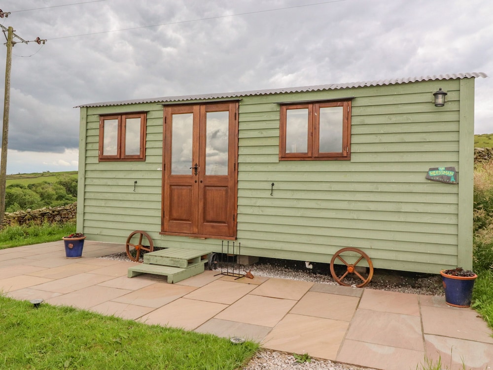 The Herdsman Luxury Shepherds Hut - Lancashire