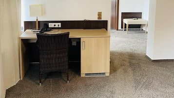 Quarto Duplo Romântico | Secretária, Wi-fi grátis, roupa de cama fornecida