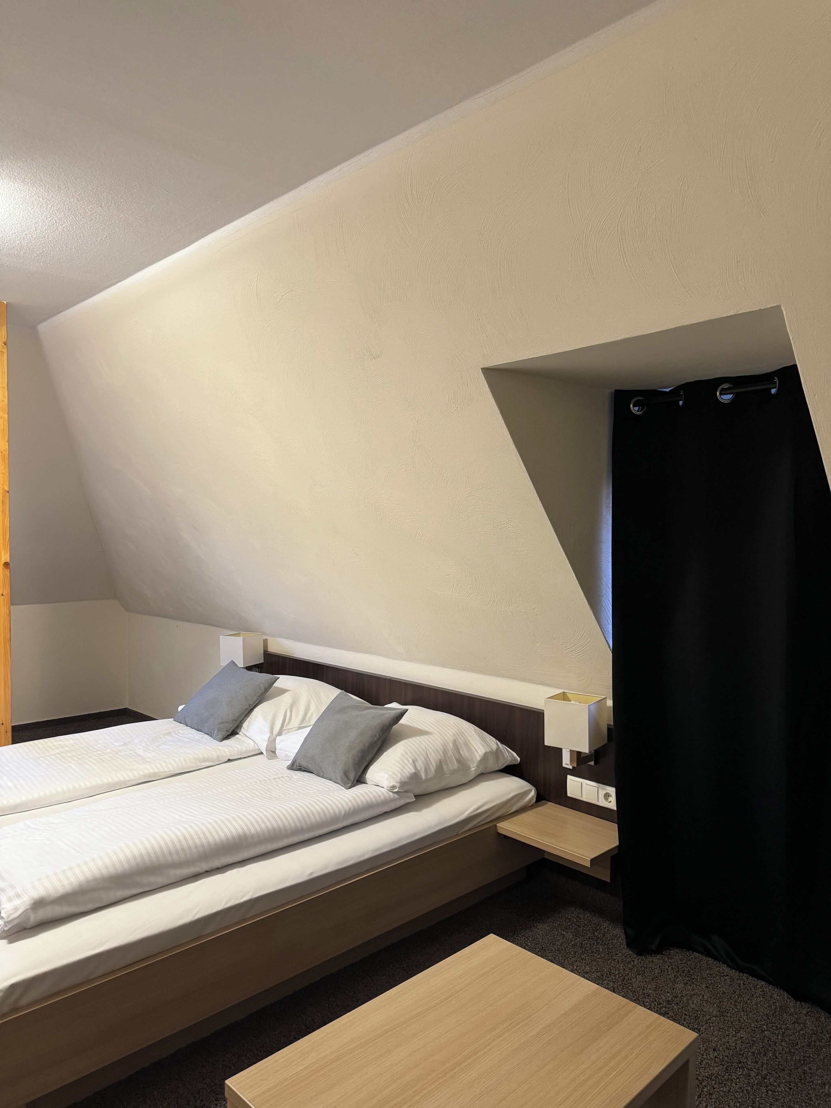 Quarto Duplo Comfort | Secretária, Wi-fi grátis, roupa de cama fornecida 