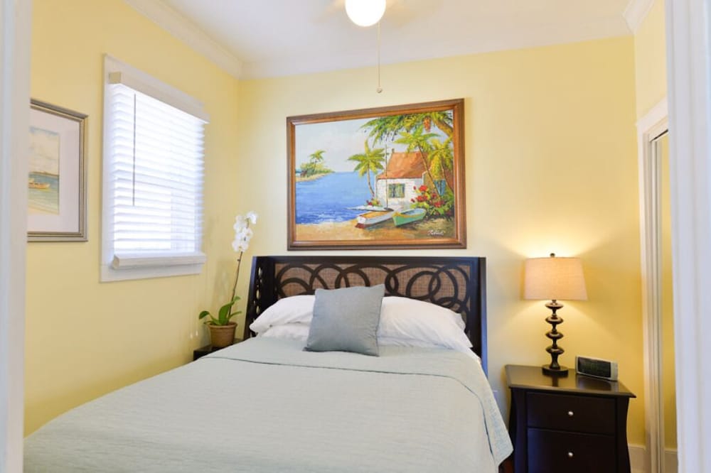 Deluxe Studio Queen Room 7 At Old Colorado Inn - Stuart, FL