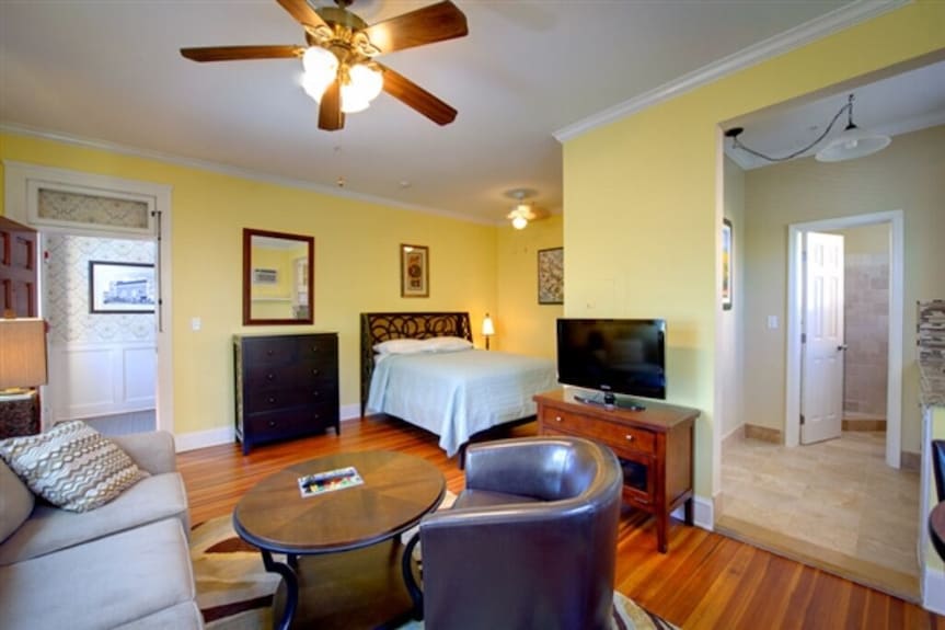 Deluxe Studio King Room 11 At Old Colorado Inn - Stuart, FL