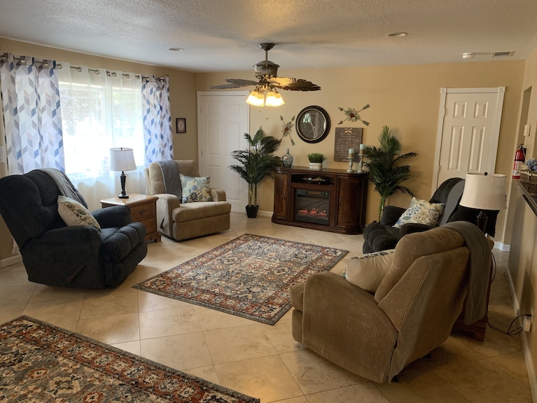 Huge Family/team/group Luxury Home, Pets & Wheelchair Friendly, Sleeps 13-18 - 克洛維斯