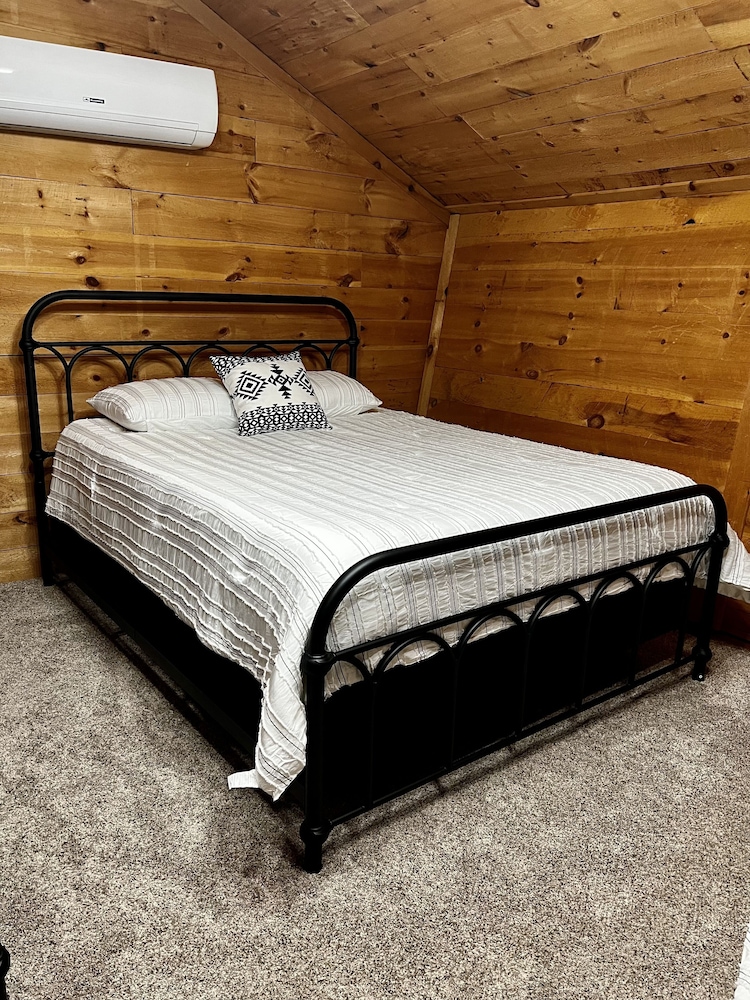 The Limestone Lodge<br>a Peaceful, Rustic Destination You Won’t Want To Leave! - Belmont, WI