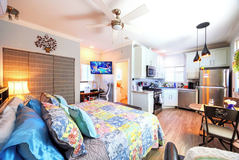 Vacation Cottage, Fast Wifi, Private Patio & Laundry Pet Friendly Disney Beaches - Irvine, CA