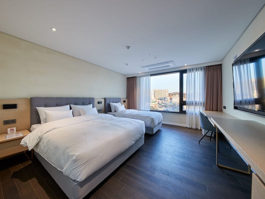 Quarto duplo luxo | Roupas de cama premium, edredons de pluma, escrivaninha