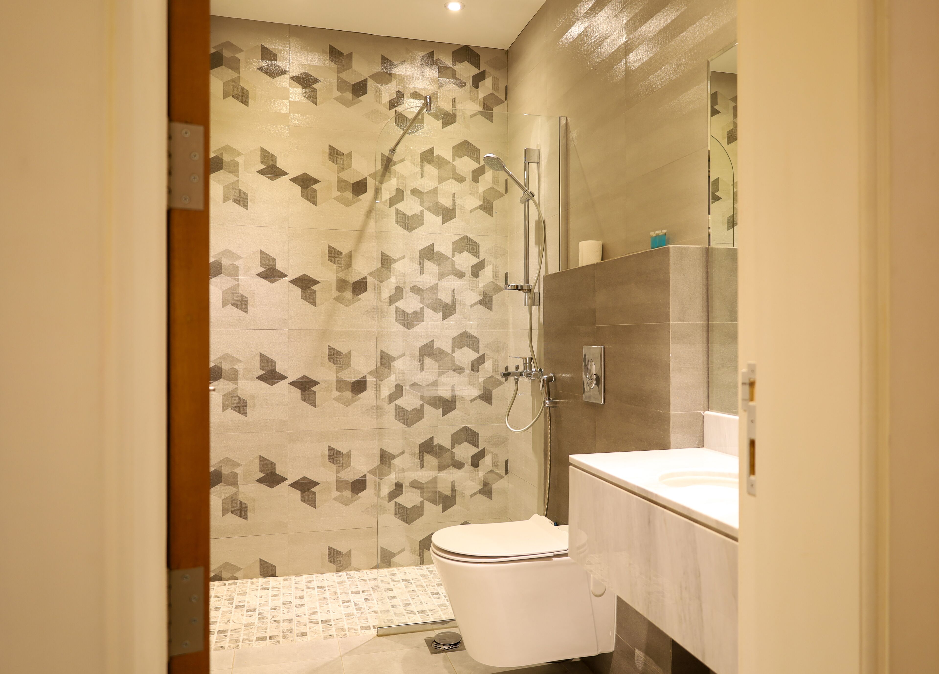 Chuveiro, chuveiro com efeito de chuva, secador de cabelo 