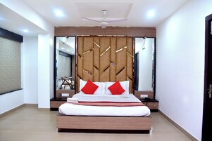 Quarto de Luxo | Secretária, roupa de cama fornecida 