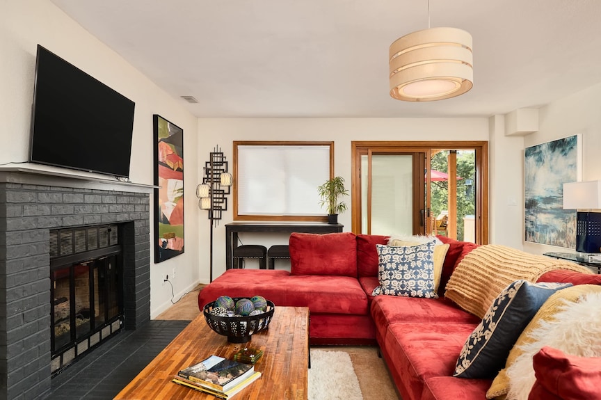 Serene Backyard Views Near Cm Zoo Hot Tub - Colorado Springs, CO