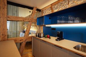 Apartamento Familiar ("Sternen") | Cozinha privada | Um frigorífico/congelador grande, um micro-ondas, uma placa de cozinha