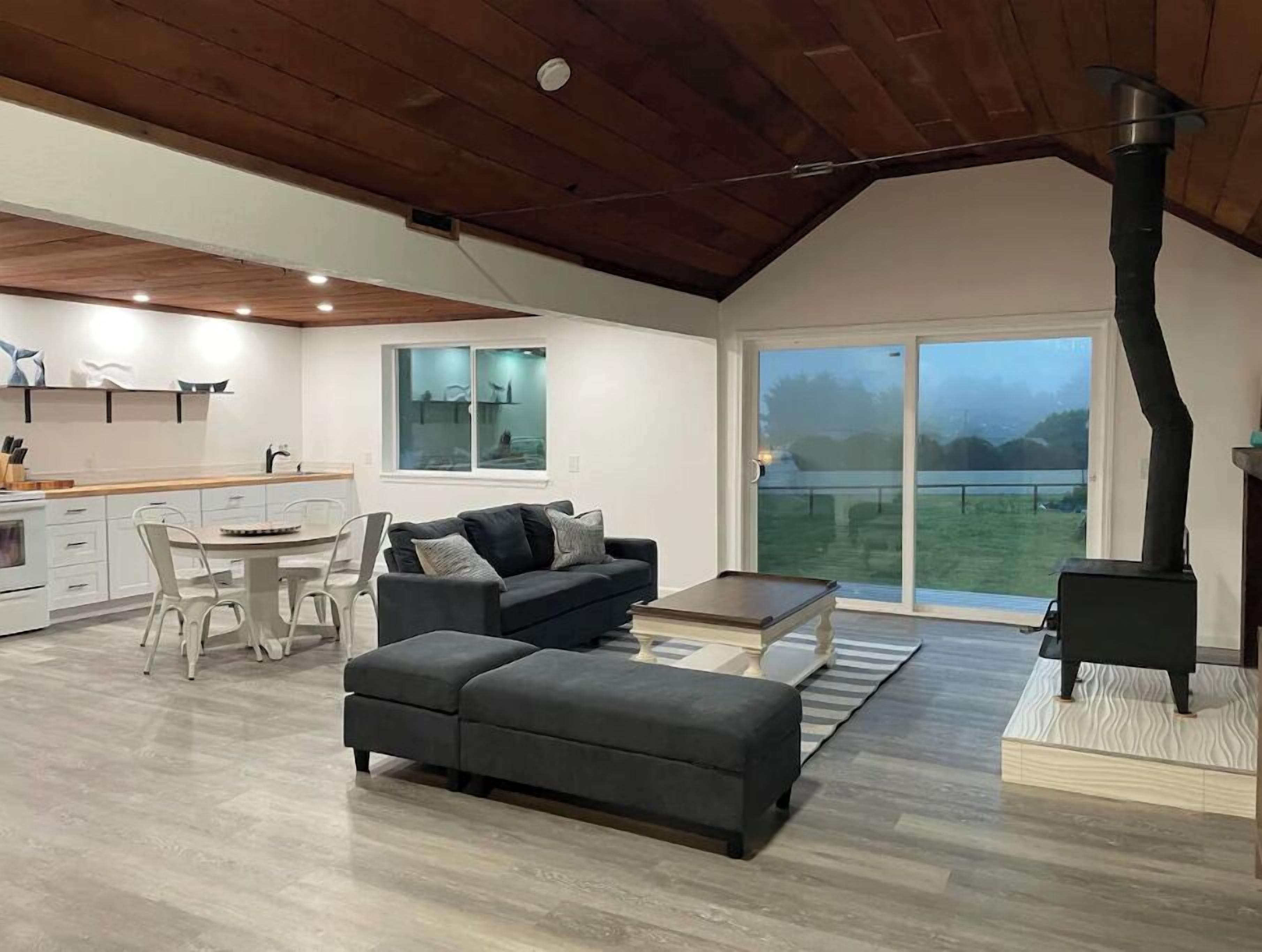 Indoor Heated Pool Ocean Views. Fishing Short Walk Away. Pet Friendly! - Smith River, CA