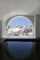 Suíte superior, banheira de imersão | Cofres nos quartos, individualmente decorados