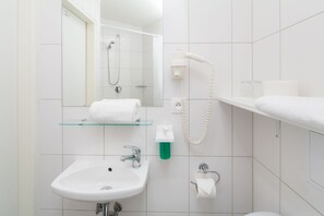 Um polibã, toalhas fornecidas, sabão, champô