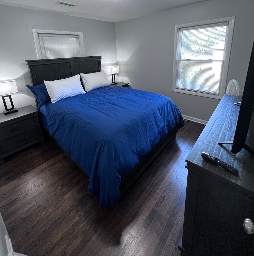Chic 3br/1ba Home~convenient Sw Topeka Location~sleeps 6 - Topeka, KS