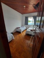 Frigobar, escrivaninha, espaço de trabalho para notebook