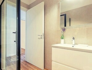 Estúdio Deluxe | Casa de banho | Um polibã, artigos de higiene pessoal grátis, um secador de cabelo 