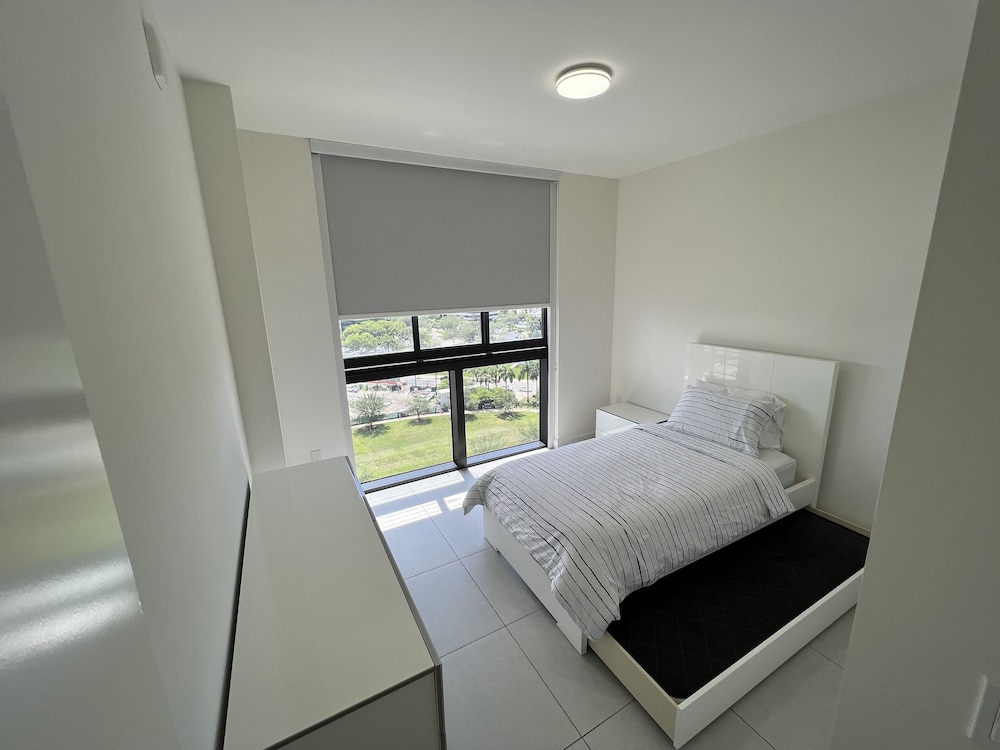 Great Deal Luxury Condo In Downtown Doral, Pool,gym, 10minutes From Airport - Doral, FL