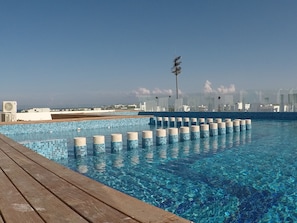 Piscina exterior, guarda-sóis 