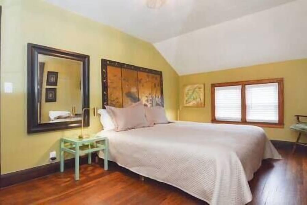 Large Hilltop Villa With Hot Tub! - North Adams, MA
