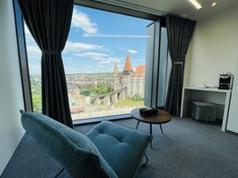 Quarto Duplo Superior, Vista para a cidade | Minibar, cofre com capacidade para portátil, secretária 