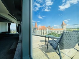 Suite-Estúdio Premium, varanda, Vista para a cidade | Minibar, cofre com capacidade para portátil, secretária 