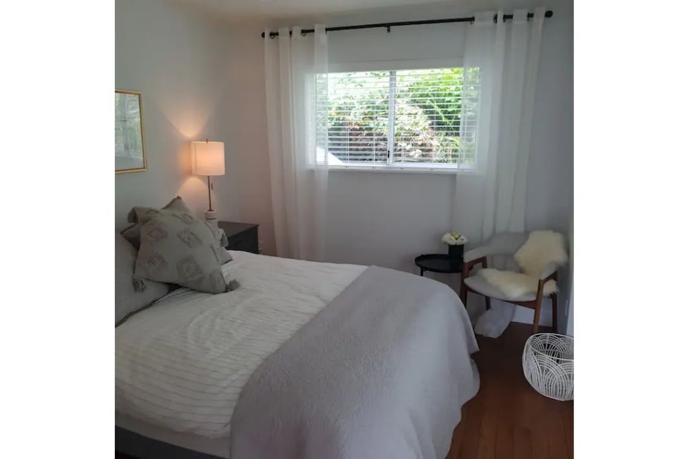 Stunning Deep Cove Waterfront Estate - Cypress Mountain, BC