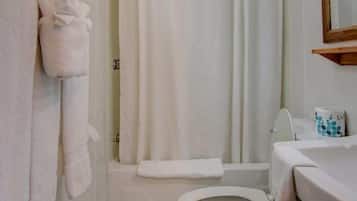 Quarto casal standard | Banheiro | Toalhas de banho