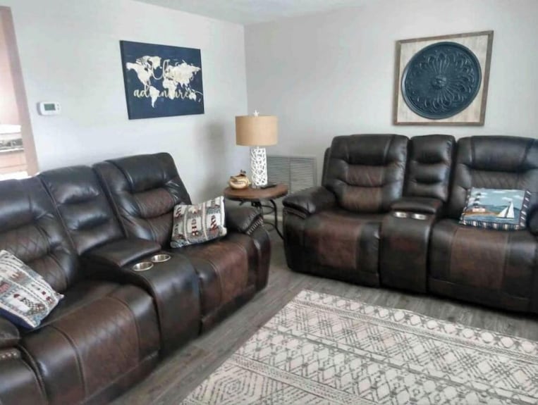 Sunrise, Suntan, Sunset Repeat! Coastal Getaway! 2 Bd, Pet Friendly, Fenced Yard - 홀리데이