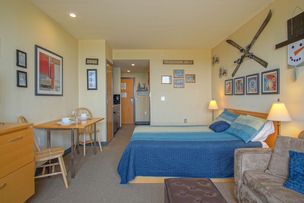 Expedition Station 206:1 Br Studio: Village Central. Slope Side - Snowshoe, WV