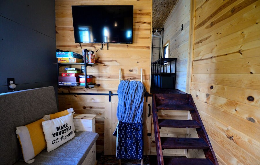 Entire Cloverdale Cabins.hottub.sleeps 13-16 - Minnesota