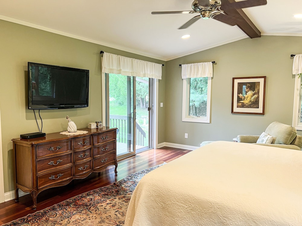 Beautiful Home, Private + Quiet Neighborhood - Walk To Town - Petoskey, MI