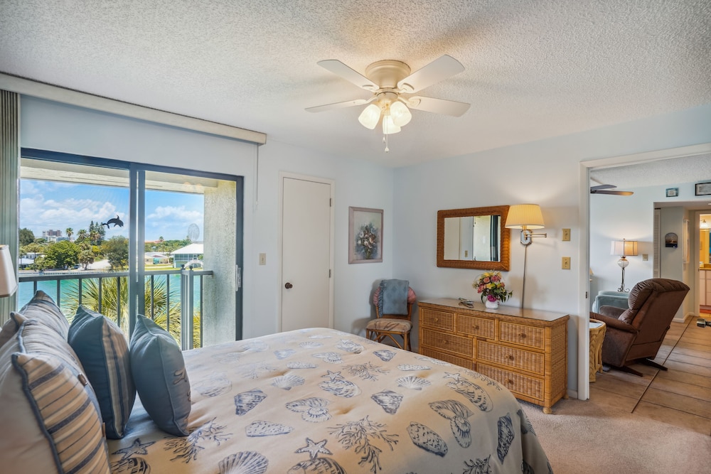 Land's End 408 Bldg 1~ Top Floor W/ Views - St. Pete Beach, FL