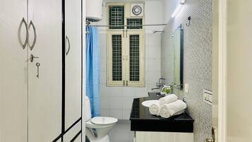 Toalhas de banho, sabonete, shampoo