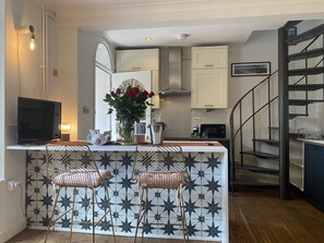 Um frigorífico, um micro-ondas, um forno, uma placa de cozinha 