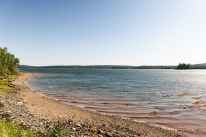 Na praia, passeios de caiaque 