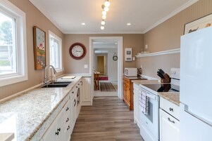 Suíte | Cozinha privada | Geladeira grande, micro-ondas, fogão, cooktop