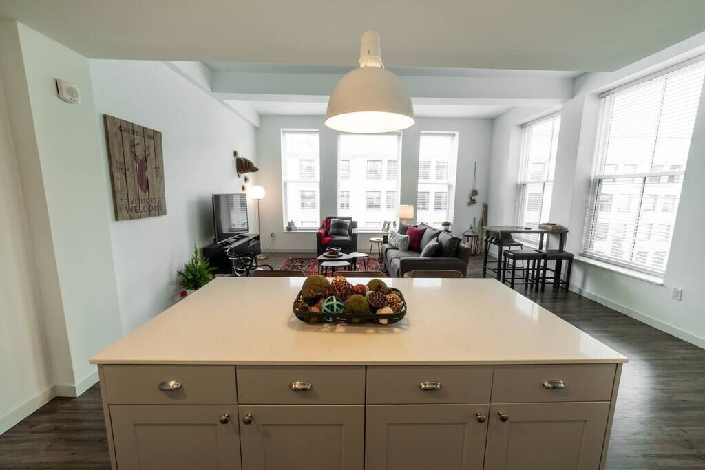 725- Big 2 Bedroom/king Beds/corner Unit/ + Parking - Milwaukee, WI