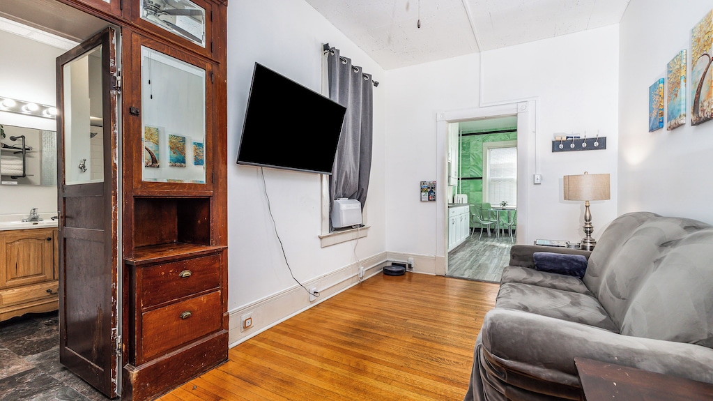 1157#2 / First Floor, King Bed, Free Parking, - Iowa