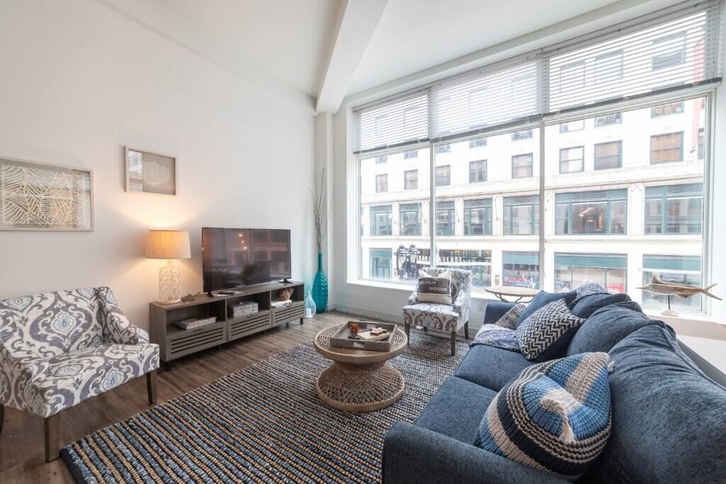 225- Huge 2 Bedroom Condo King Beds-free Parking-extras - Milwaukee, WI