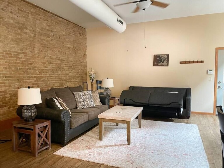 Unit B- Large Condo W/patio/ Old World 3rd+fiserv - Paradise Landing, Milwaukee