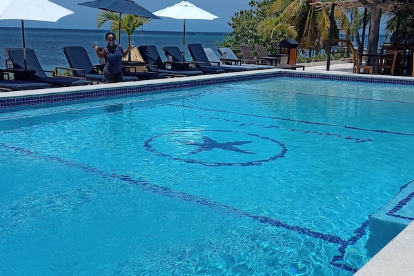 Piscina exterior, da(s) 10:00 à(s) 21:00, espreguiçadeiras