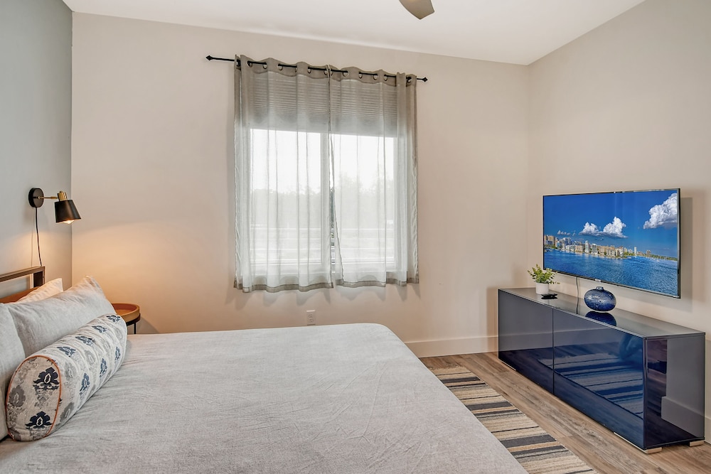 Luxury Retreat Condo The Strand Water View W/ Den - Lido Key Beach, Sarasota