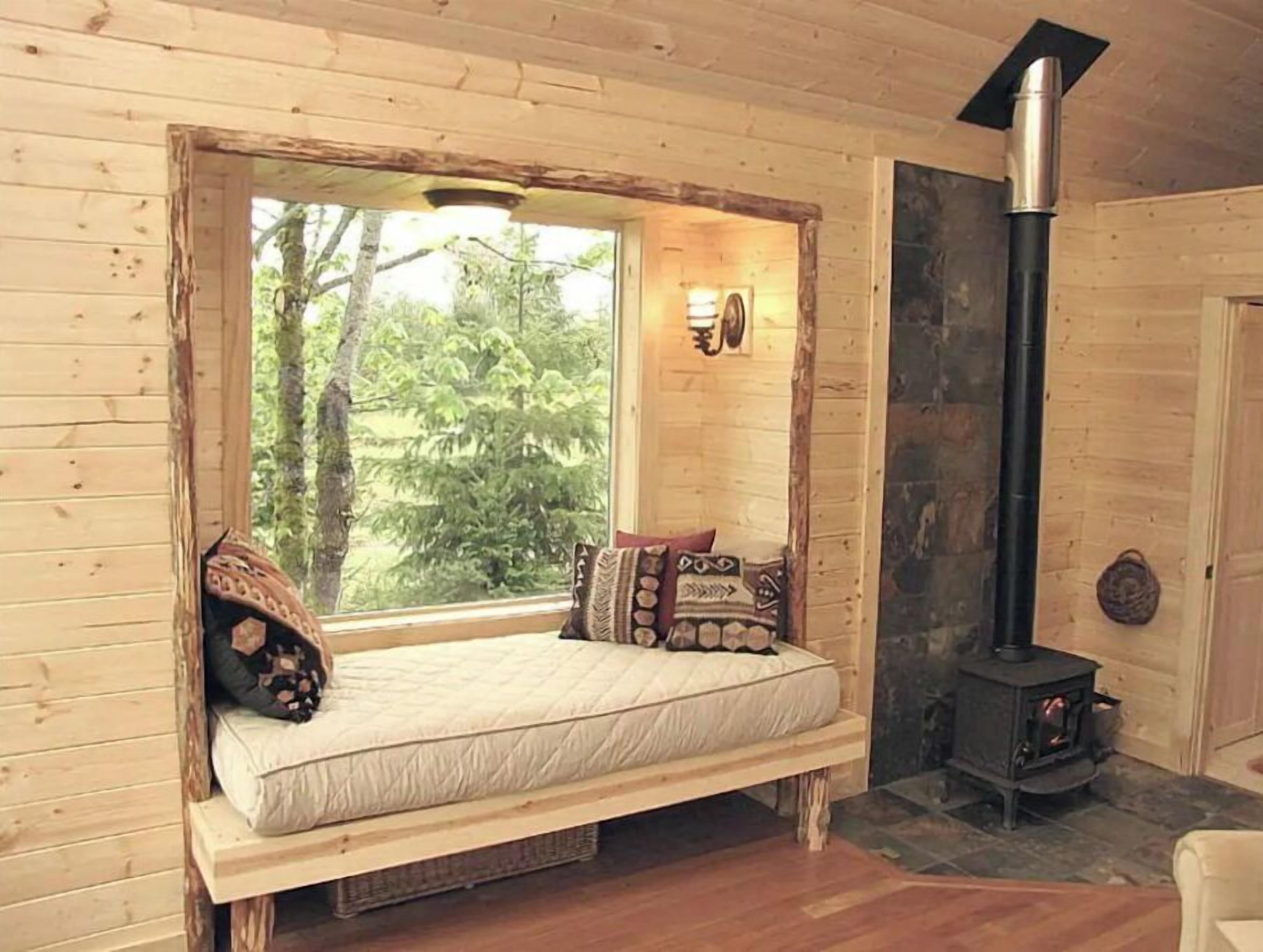 Pond Cottage. A Roomy Tiny Home With A Pond - Port Angeles, Washington