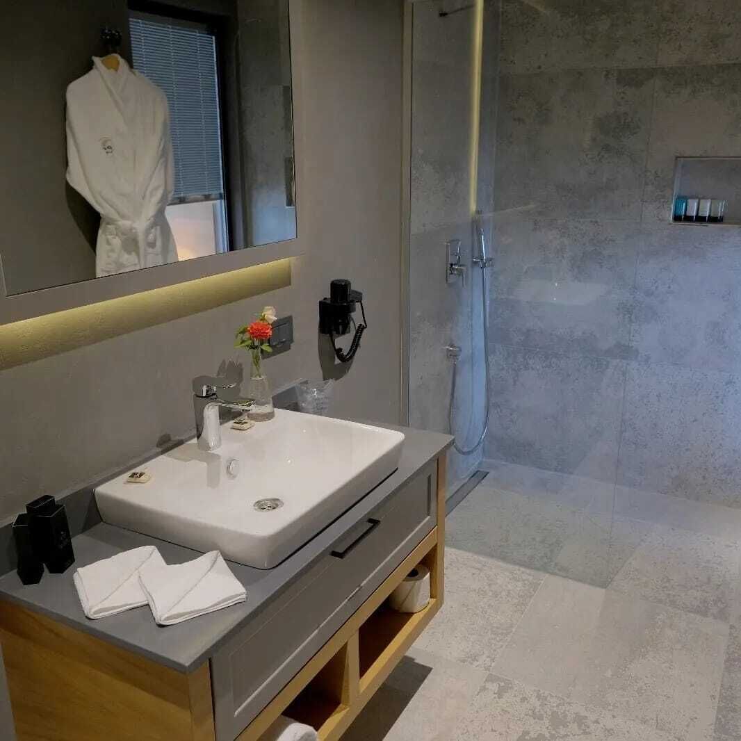 Quarto Duplo Standard | Casa de banho | Um polibã, um chuveiro fixo, artigos de higiene ecológicos 