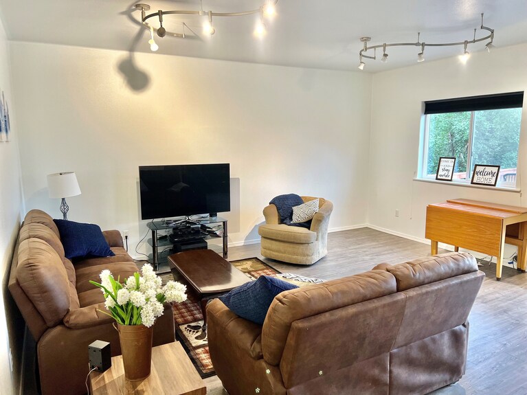 2 Bedrooms, Sleeps 6-8 With Private Deck, Gym And Game Room. Near The Trails. - Anchorage