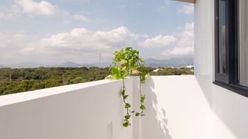 Quarto casal superior | Escrivaninha, espaço de trabalho para notebook, cortinas blackout