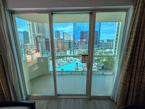 Elite Remodeled Studio with Balcony | Terraço/pátio interior