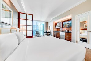 Roupa de alta qualidade, cofre no quarto, secretária 