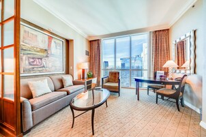 Roupa de alta qualidade, cofre no quarto, secretária 